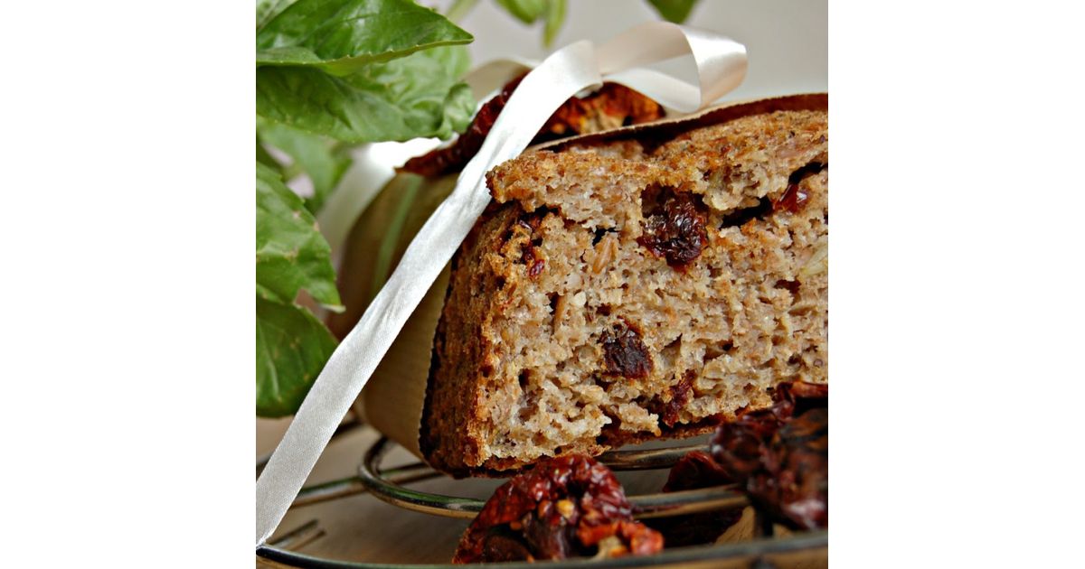 Ruginė duona su skaldytais grūdais ir saulėje džiovintais pomidorais ...